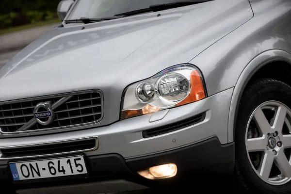 Pelēks Volvo XC90 2010 Jelgava, ar dzinēja tilpumu 2.40 L un nobraukumu 260 tūkst. km par 8990 €, foto 6 vietnē AUTOMOTO.COM.LV