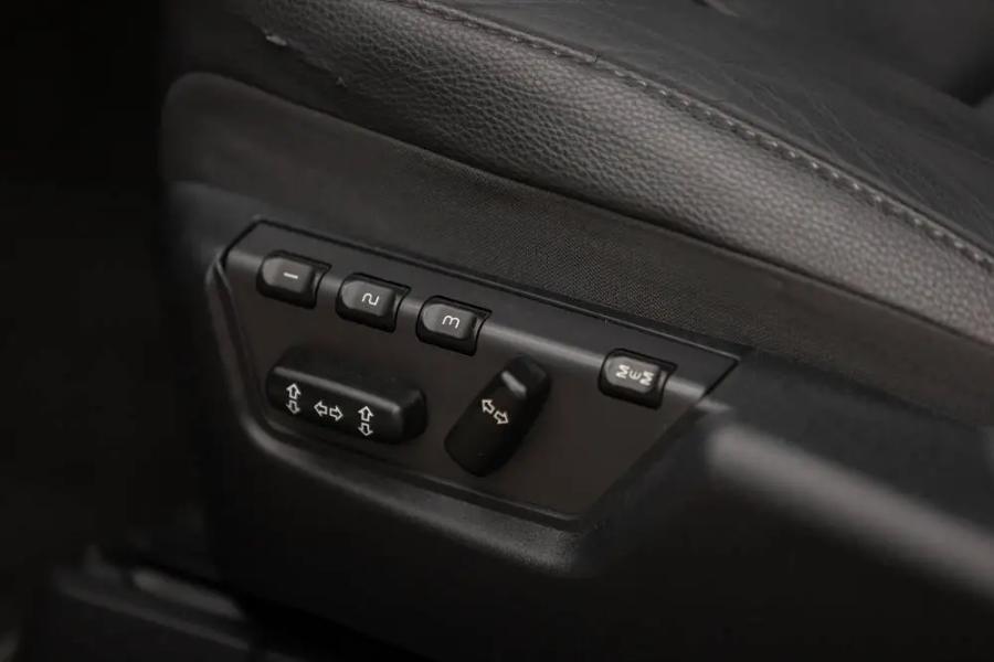Pelēks Volvo XC90 2010 Jelgava, ar dzinēja tilpumu 2.40 L un nobraukumu 260 tūkst. km par 8990 €, foto 15 vietnē AUTOMOTO.COM.LV