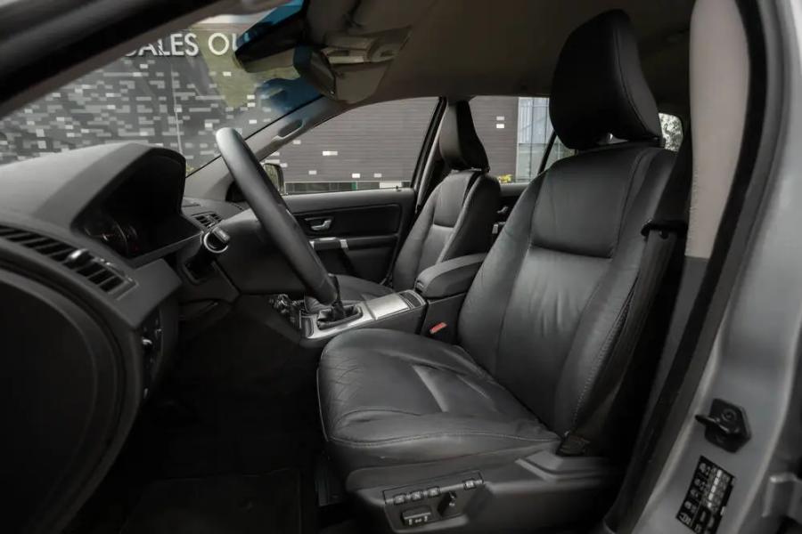 Pelēks Volvo XC90 2010 Jelgava, ar dzinēja tilpumu 2.40 L un nobraukumu 260 tūkst. km par 8990 €, foto 18 vietnē AUTOMOTO.COM.LV