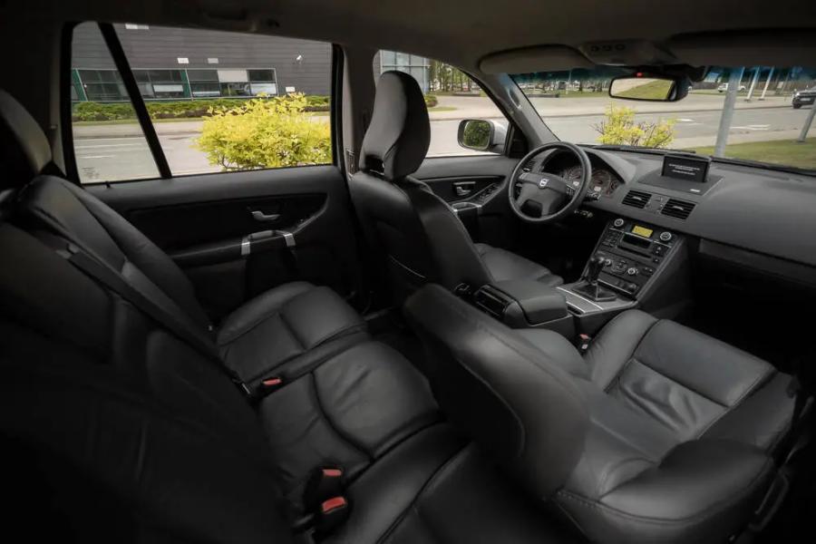Pelēks Volvo XC90 2010 Jelgava, ar dzinēja tilpumu 2.40 L un nobraukumu 260 tūkst. km par 8990 €, foto 27 vietnē AUTOMOTO.COM.LV
