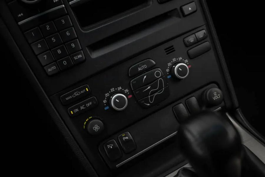 Pelēks Volvo XC90 2010 Jelgava, ar dzinēja tilpumu 2.40 L un nobraukumu 260 tūkst. km par 8990 €, foto 29 vietnē AUTOMOTO.COM.LV