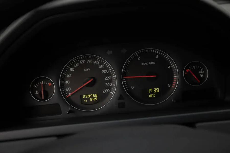 Pelēks Volvo XC90 2010 Jelgava, ar dzinēja tilpumu 2.40 L un nobraukumu 260 tūkst. km par 8990 €, foto 32 vietnē AUTOMOTO.COM.LV