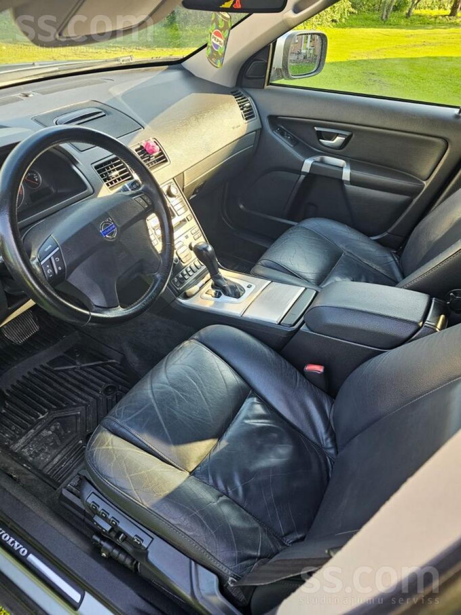 Grey Volvo XC90 2010 in Riga, with an engine capacity of 2.40 L and mileage of 269 thousand km for 7500 €, photo 8 on AUTOMOTO.COM.LV
