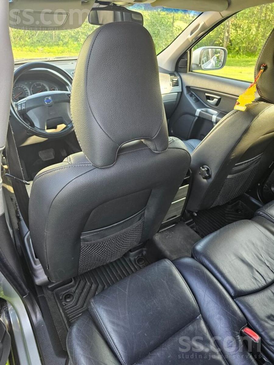 Grey Volvo XC90 2010 in Riga, with an engine capacity of 2.40 L and mileage of 269 thousand km for 7500 €, photo 9 on AUTOMOTO.COM.LV