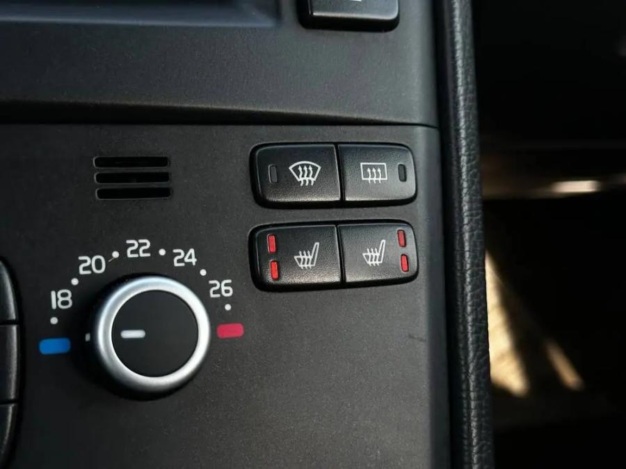 Pelēks Volvo XC90 2010 Jelgava, ar dzinēja tilpumu 2.40 L un nobraukumu 324 tūkst. km par 8490 €, foto 22 vietnē AUTOMOTO.COM.LV