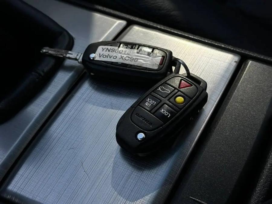 Pelēks Volvo XC90 2010 Jelgava, ar dzinēja tilpumu 2.40 L un nobraukumu 324 tūkst. km par 8490 €, foto 27 vietnē AUTOMOTO.COM.LV