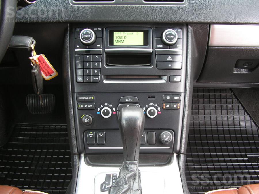 Grey Volvo XC90 2011 in Riga, with an engine capacity of 2.40 L and mileage of 0 thousand km for 10750 €, photo 17 on AUTOMOTO.COM.LV