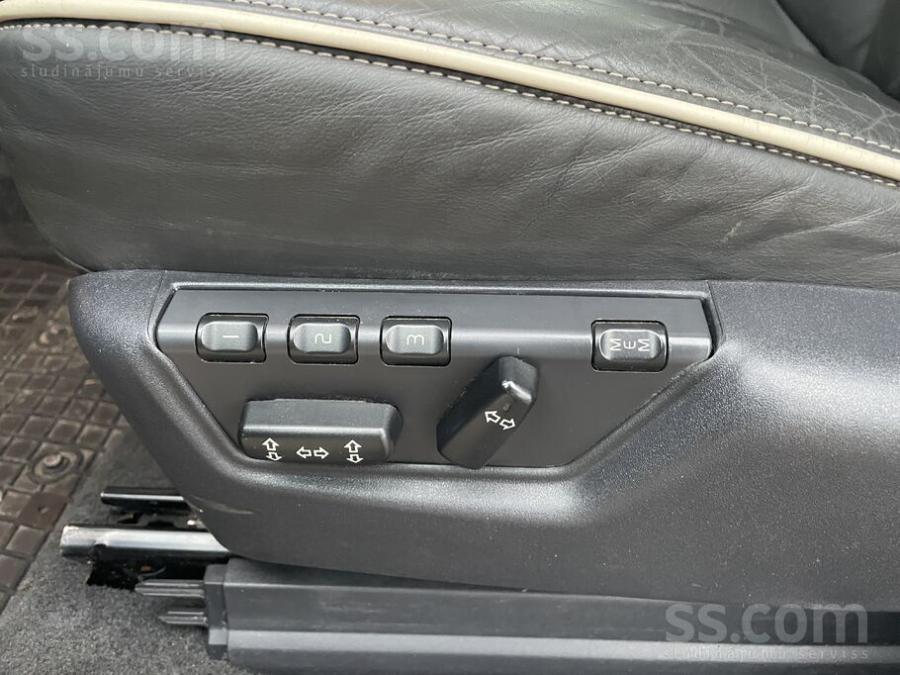 Grey Volvo XC90 2011 in Riga, with an engine capacity of 2.40 L and mileage of 250 thousand km for 8790 €, photo 13 on AUTOMOTO.COM.LV