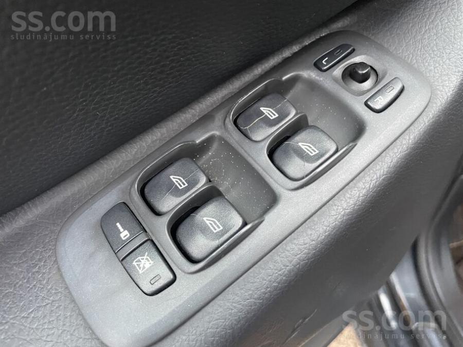 Grey Volvo XC90 2011 in Riga, with an engine capacity of 2.40 L and mileage of 250 thousand km for 8790 €, photo 25 on AUTOMOTO.COM.LV