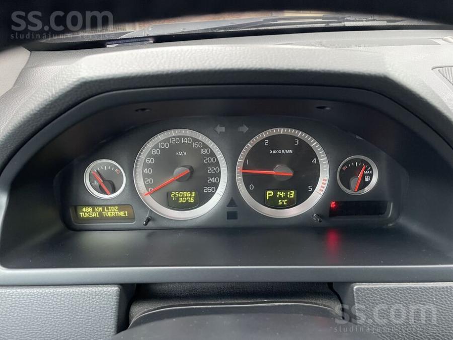Grey Volvo XC90 2011 in Riga, with an engine capacity of 2.40 L and mileage of 250 thousand km for 8790 €, photo 28 on AUTOMOTO.COM.LV