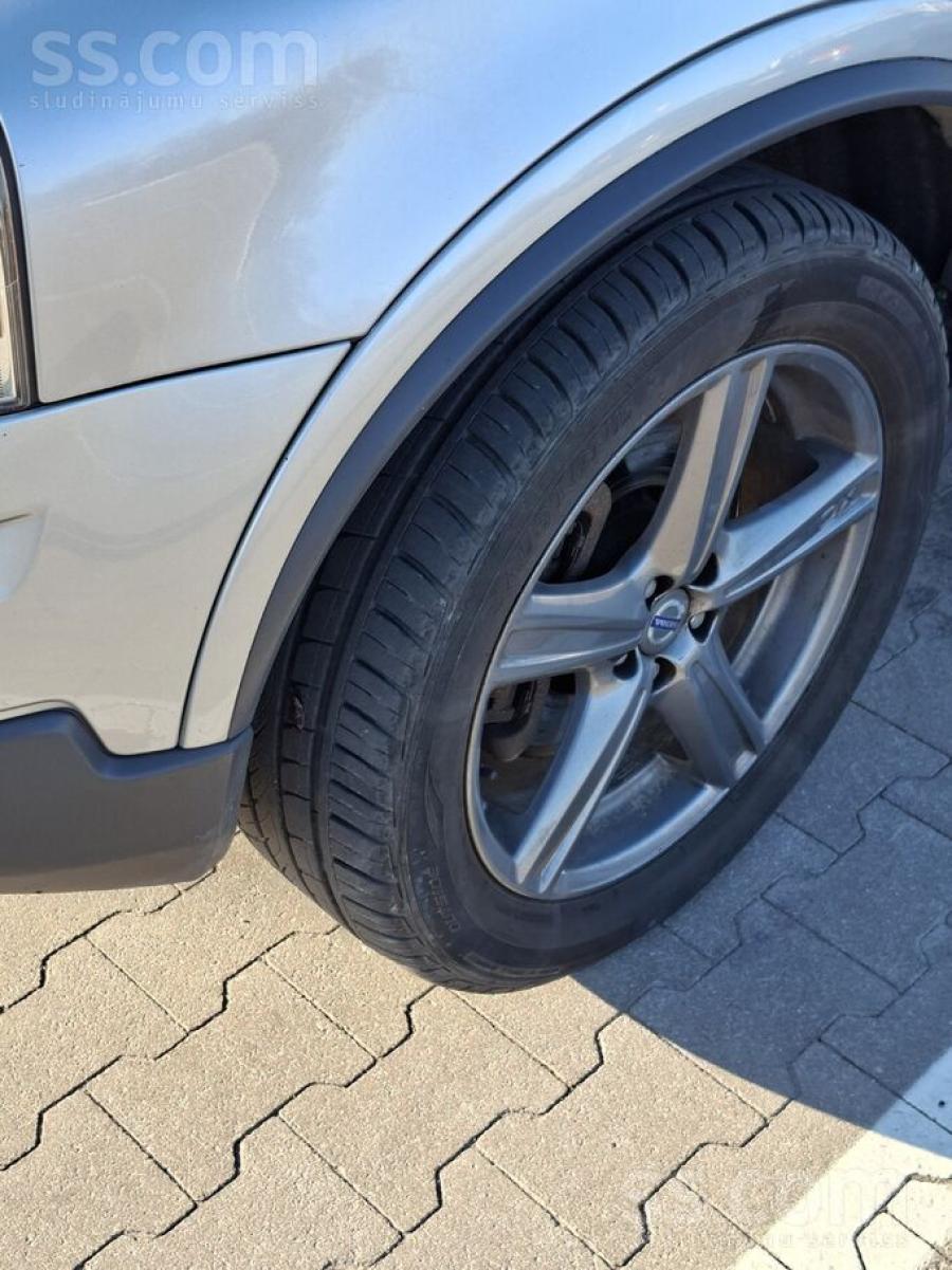 Grey Volvo XC90 2011 in Riga, with an engine capacity of 2.40 L and mileage of 240 thousand km for 9500 €, photo 5 on AUTOMOTO.COM.LV
