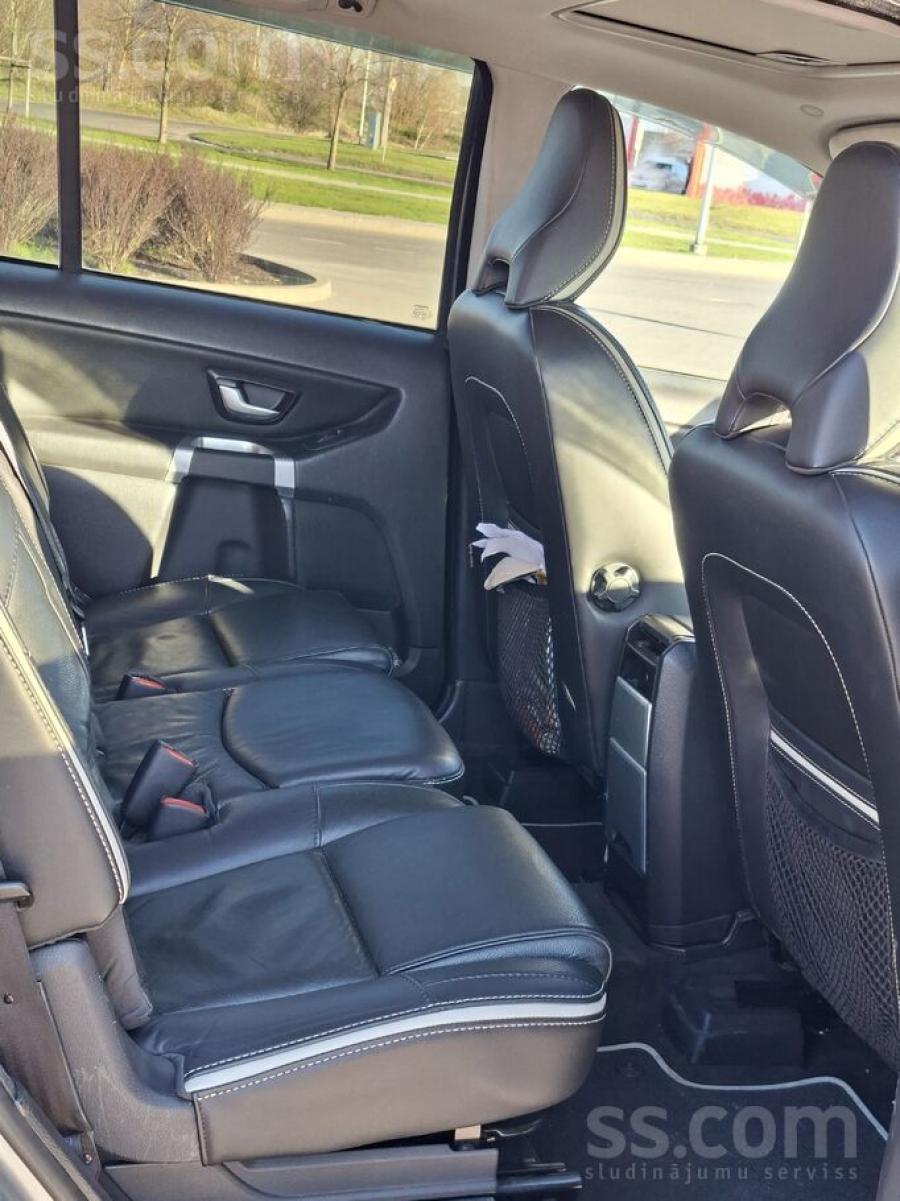 Grey Volvo XC90 2011 in Riga, with an engine capacity of 2.40 L and mileage of 240 thousand km for 9500 €, photo 8 on AUTOMOTO.COM.LV