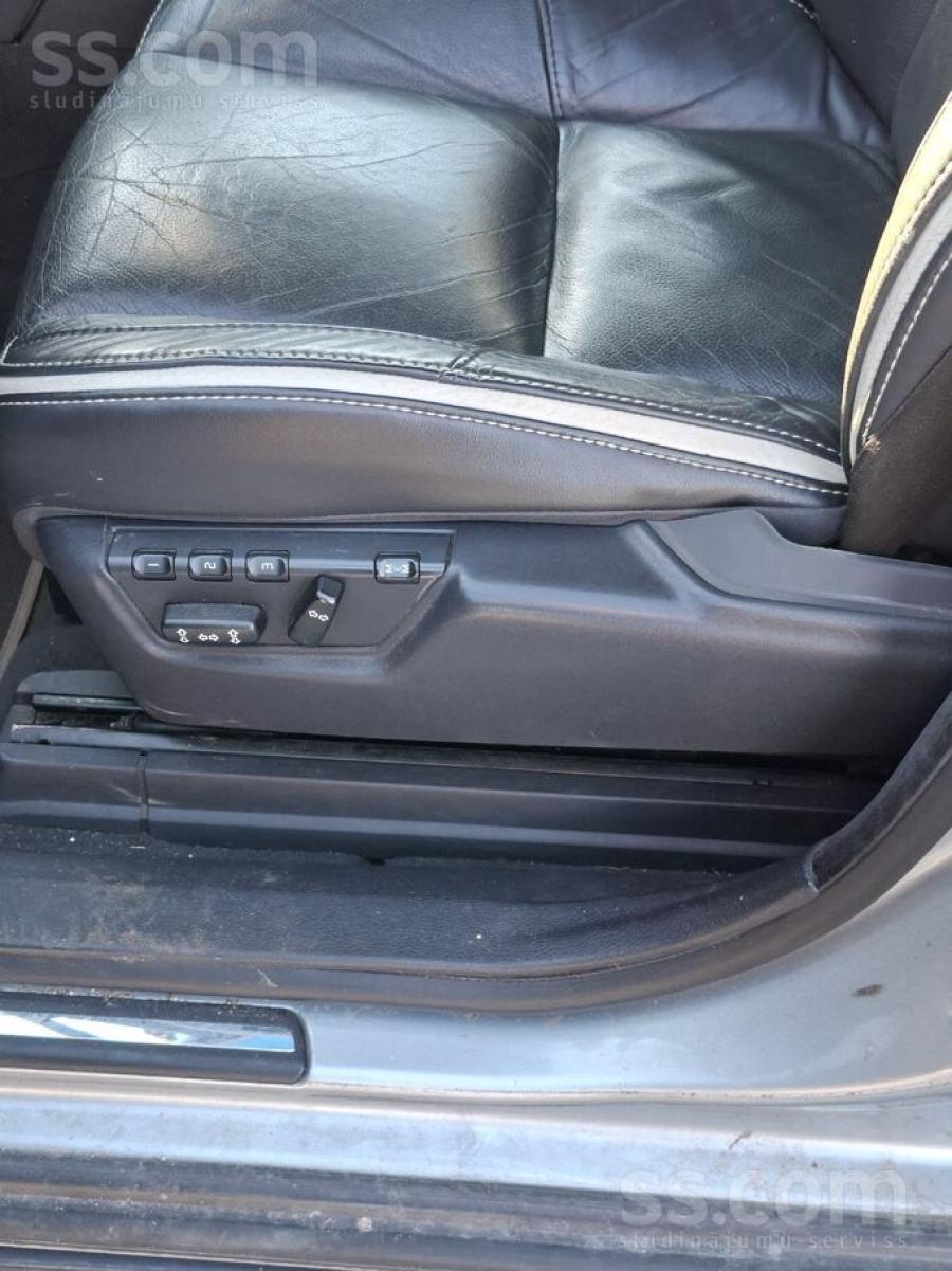 Grey Volvo XC90 2011 in Riga, with an engine capacity of 2.40 L and mileage of 240 thousand km for 9500 €, photo 10 on AUTOMOTO.COM.LV