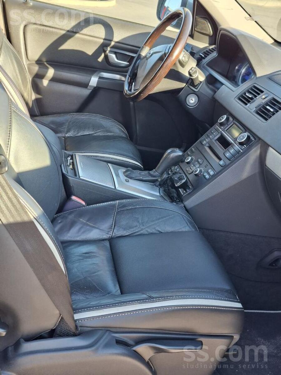 Grey Volvo XC90 2011 in Riga, with an engine capacity of 2.40 L and mileage of 240 thousand km for 9500 €, photo 15 on AUTOMOTO.COM.LV