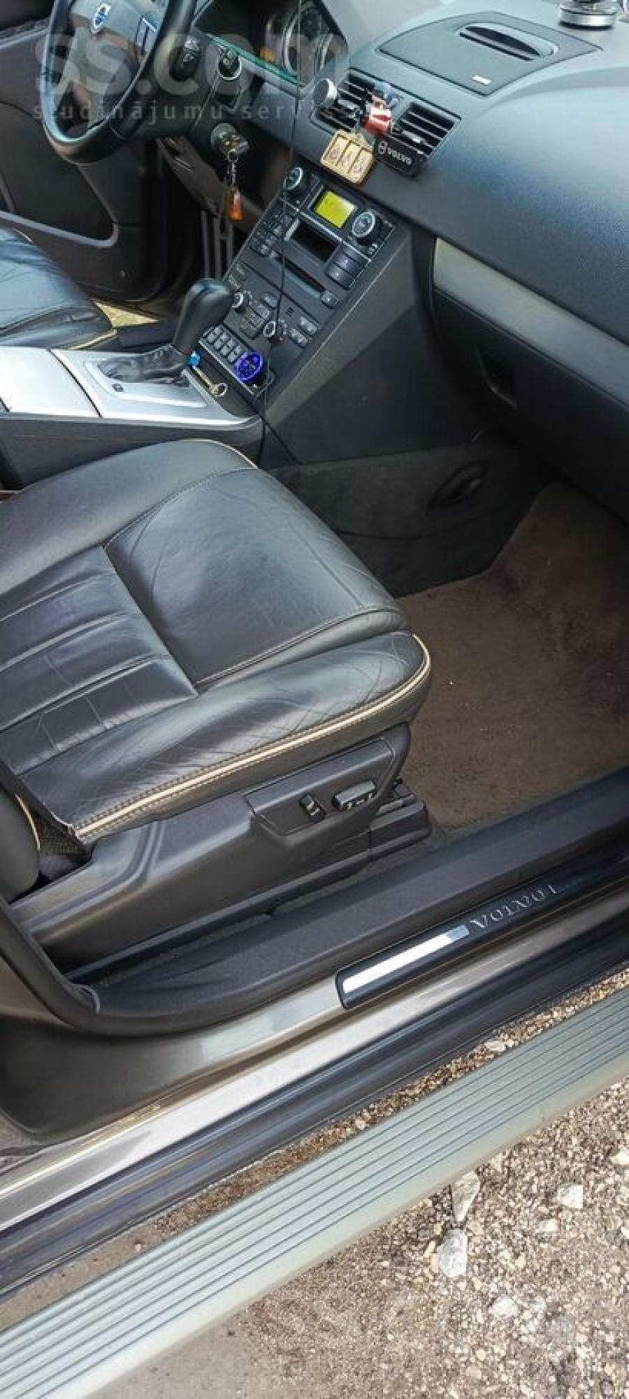 Grey Volvo XC90 2011 in Riga, with an engine capacity of 2.40 L and mileage of 184 thousand km for 11599 €, photo 16 on AUTOMOTO.COM.LV
