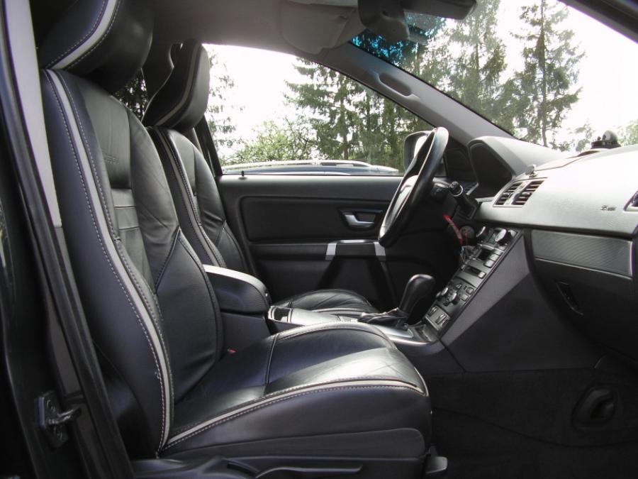 Grey Volvo XC90 2011 in Riga, with an engine capacity of 2.40 L and mileage of 342 thousand km for 10950 €, photo 7 on AUTOMOTO.COM.LV