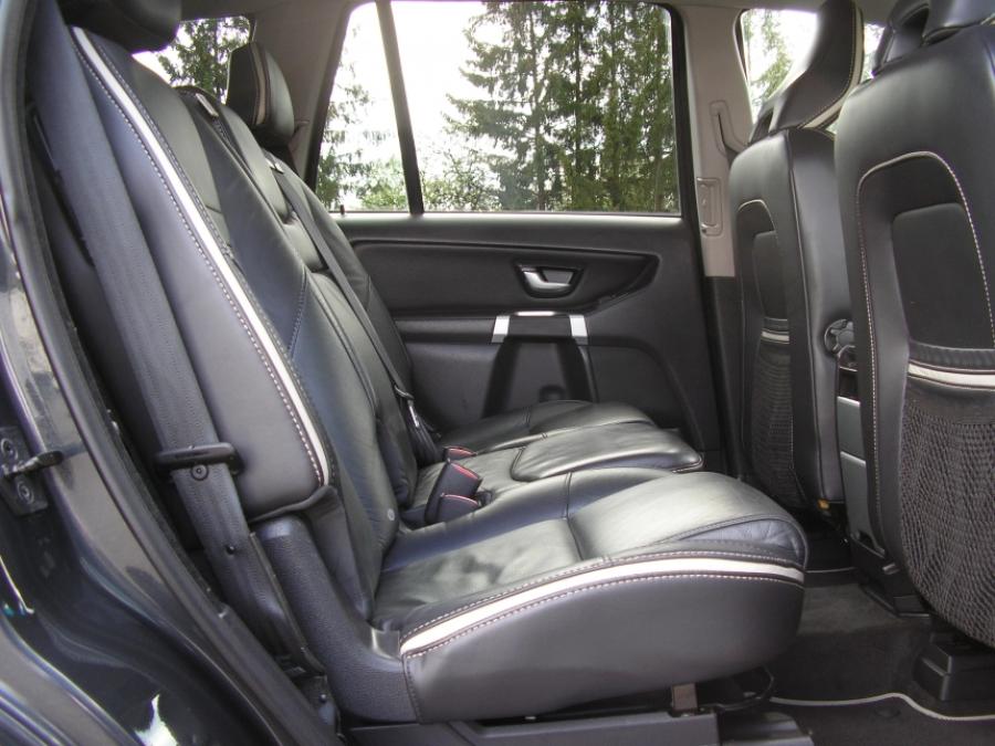 Grey Volvo XC90 2011 in Riga, with an engine capacity of 2.40 L and mileage of 342 thousand km for 10950 €, photo 8 on AUTOMOTO.COM.LV