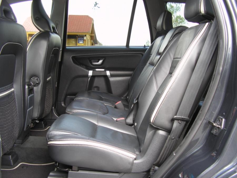 Grey Volvo XC90 2011 in Riga, with an engine capacity of 2.40 L and mileage of 342 thousand km for 10950 €, photo 10 on AUTOMOTO.COM.LV