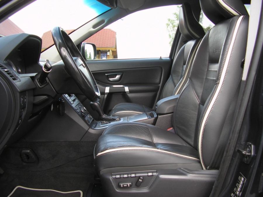 Grey Volvo XC90 2011 in Riga, with an engine capacity of 2.40 L and mileage of 342 thousand km for 10950 €, photo 12 on AUTOMOTO.COM.LV