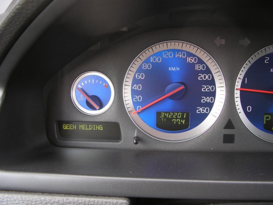 Grey Volvo XC90 2011 in Riga, with an engine capacity of 2.40 L and mileage of 342 thousand km for 10950 €, photo 14 on AUTOMOTO.COM.LV