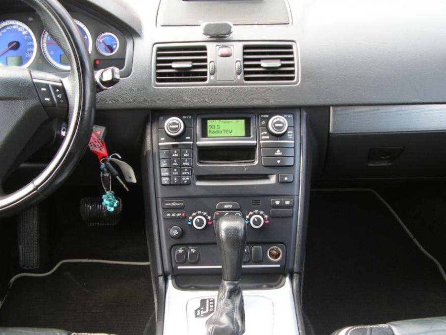 Grey Volvo XC90 2011 in Riga, with an engine capacity of 2.40 L and mileage of 342 thousand km for 10950 €, photo 16 on AUTOMOTO.COM.LV