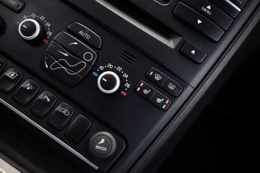 Pelēks Volvo XC90 2011 Jelgava, ar dzinēja tilpumu 2.40 L un nobraukumu 267 tūkst. km par 10450 €, foto 32 vietnē AUTOMOTO.COM.LV