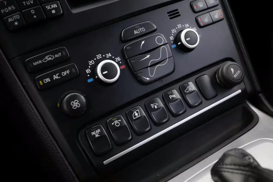 Pelēks Volvo XC90 2011 Jelgava, ar dzinēja tilpumu 2.40 L un nobraukumu 267 tūkst. km par 10450 €, foto 33 vietnē AUTOMOTO.COM.LV