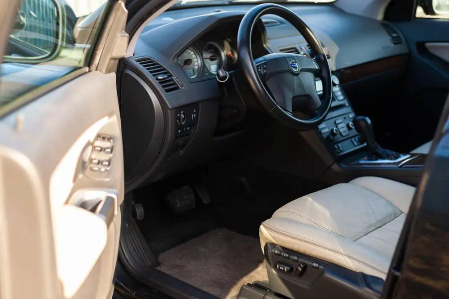 Pelēks Volvo XC90 2011 Rīga, ar dzinēja tilpumu 2.40 L un nobraukumu 278 tūkst. km par 11495 €, foto 13 vietnē AUTOMOTO.COM.LV