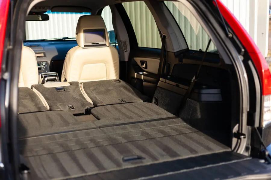Pelēks Volvo XC90 2011 Rīga, ar dzinēja tilpumu 2.40 L un nobraukumu 278 tūkst. km par 11495 €, foto 28 vietnē AUTOMOTO.COM.LV