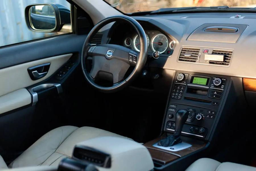 Pelēks Volvo XC90 2011 Rīga, ar dzinēja tilpumu 2.40 L un nobraukumu 278 tūkst. km par 11495 €, foto 31 vietnē AUTOMOTO.COM.LV