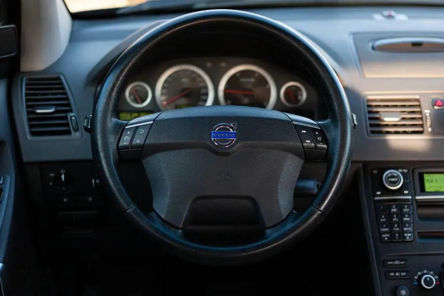 Pelēks Volvo XC90 2011 Rīga, ar dzinēja tilpumu 2.40 L un nobraukumu 278 tūkst. km par 11495 €, foto 34 vietnē AUTOMOTO.COM.LV