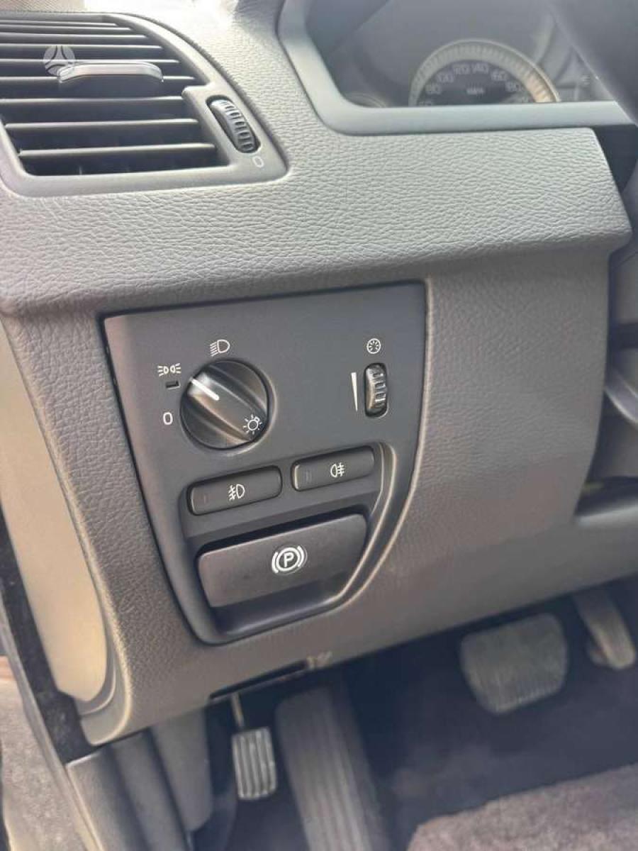 Pelēks Volvo XC90 2011 Kauņa, ar dzinēja tilpumu 2.40 L un nobraukumu 390 tūkst. km par 6300 €, foto 23 vietnē AUTOMOTO.COM.LV