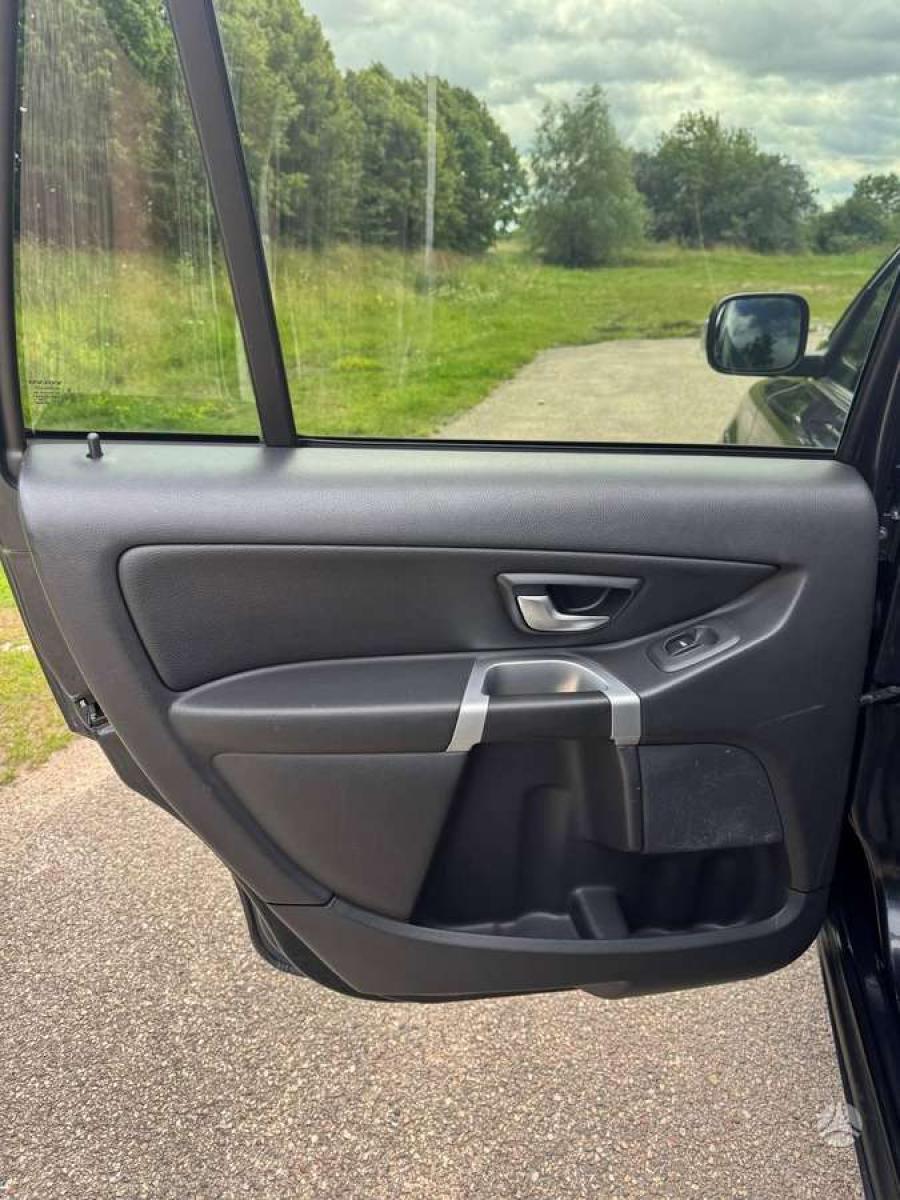 Pelēks Volvo XC90 2011 Kauņa, ar dzinēja tilpumu 2.40 L un nobraukumu 390 tūkst. km par 6300 €, foto 30 vietnē AUTOMOTO.COM.LV