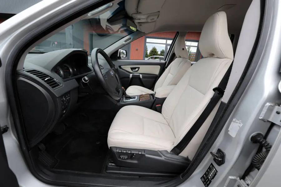 Grey Volvo XC90 2011 in Jelgava, with an engine capacity of 2.40 L and mileage of 322 thousand km for 8990 €, photo 8 on AUTOMOTO.COM.LV