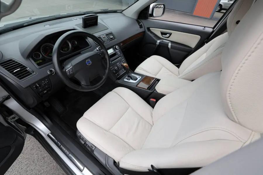 Grey Volvo XC90 2011 in Jelgava, with an engine capacity of 2.40 L and mileage of 322 thousand km for 8990 €, photo 9 on AUTOMOTO.COM.LV