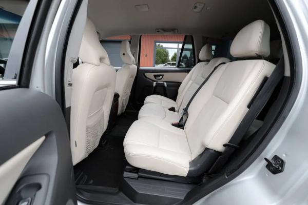 Pelēks Volvo XC90 2011 Jelgava, ar dzinēja tilpumu 2.40 L un nobraukumu 322 tūkst. km par 8990 €, foto 10 vietnē AUTOMOTO.COM.LV