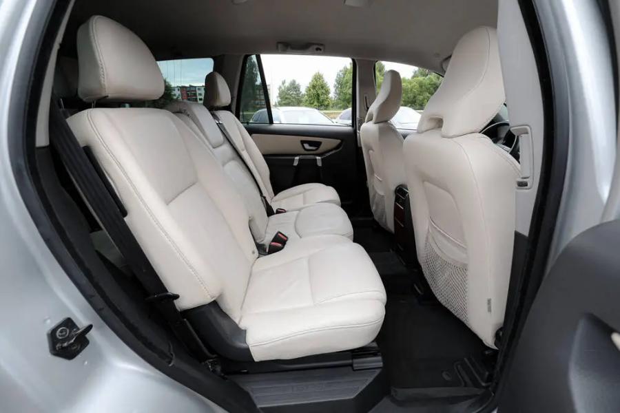 Grey Volvo XC90 2011 in Jelgava, with an engine capacity of 2.40 L and mileage of 322 thousand km for 8990 €, photo 12 on AUTOMOTO.COM.LV