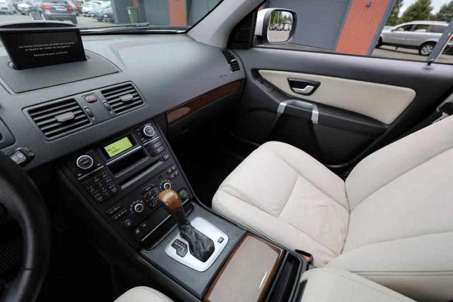 Grey Volvo XC90 2011 in Jelgava, with an engine capacity of 2.40 L and mileage of 322 thousand km for 8990 €, photo 20 on AUTOMOTO.COM.LV