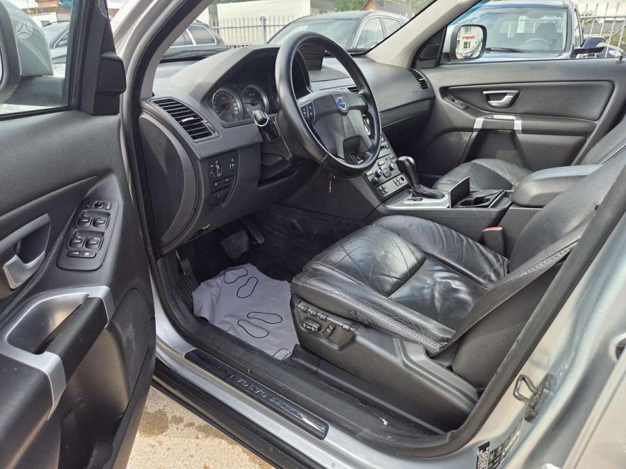 Grey Volvo XC90 2011 in Marijampole, with an engine capacity of 2.40 L and mileage of 275 thousand km for 6199 €, photo 11 on AUTOMOTO.COM.LV