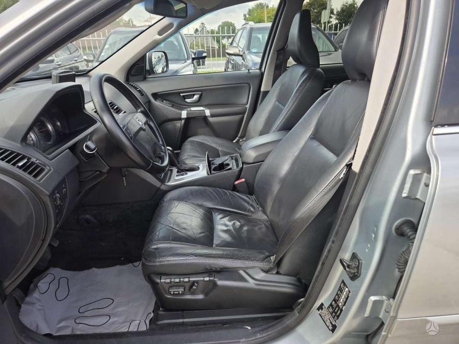 Grey Volvo XC90 2011 in Marijampole, with an engine capacity of 2.40 L and mileage of 275 thousand km for 6199 €, photo 12 on AUTOMOTO.COM.LV