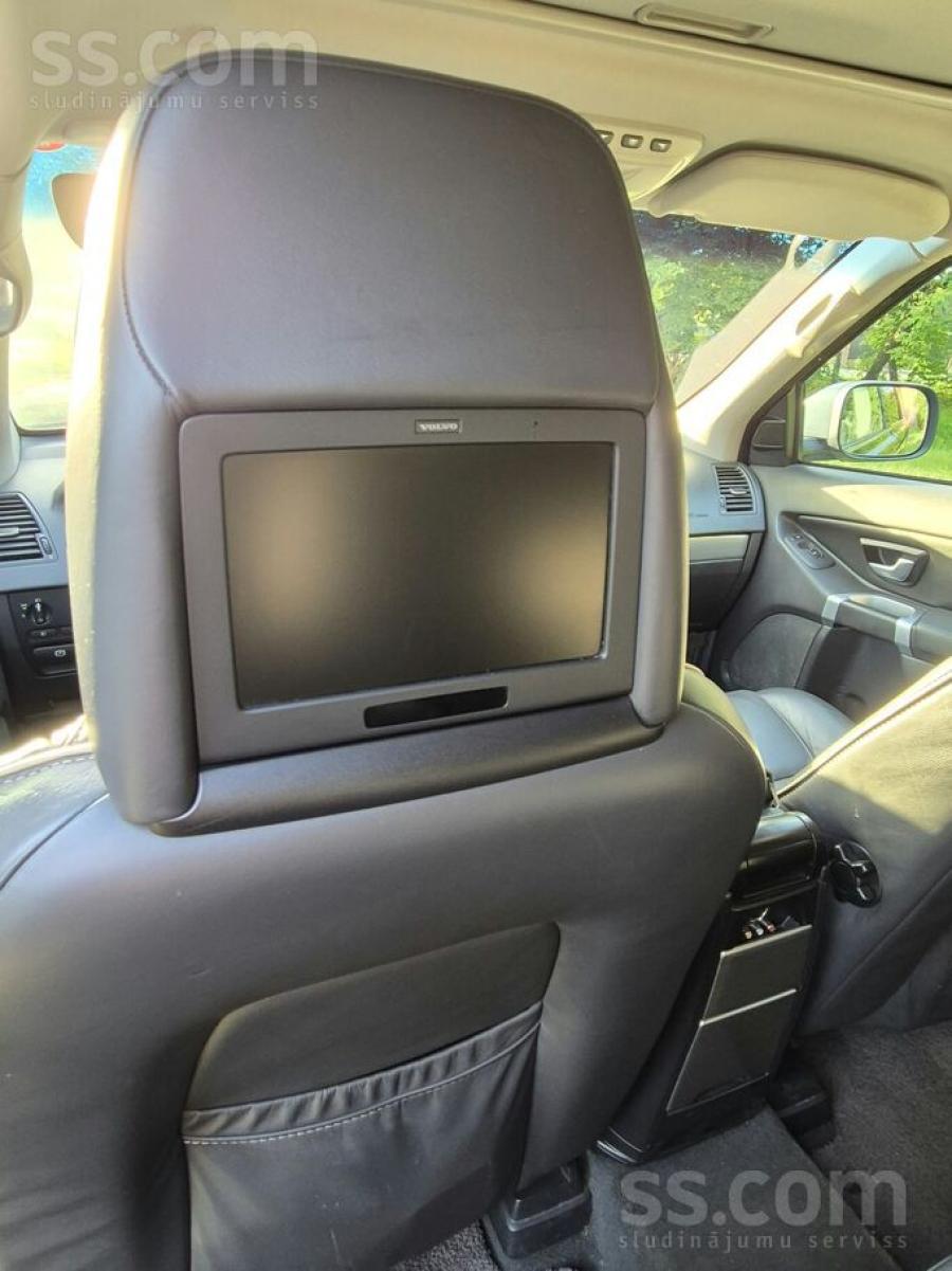Grey Volvo XC90 2011 in Riga, with an engine capacity of 2.40 L and mileage of 385 thousand km for 8500 €, photo 6 on AUTOMOTO.COM.LV