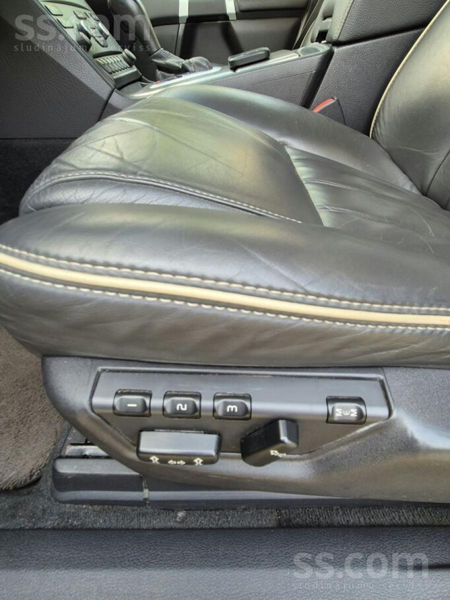 Grey Volvo XC90 2011 in Riga, with an engine capacity of 2.40 L and mileage of 385 thousand km for 8500 €, photo 9 on AUTOMOTO.COM.LV