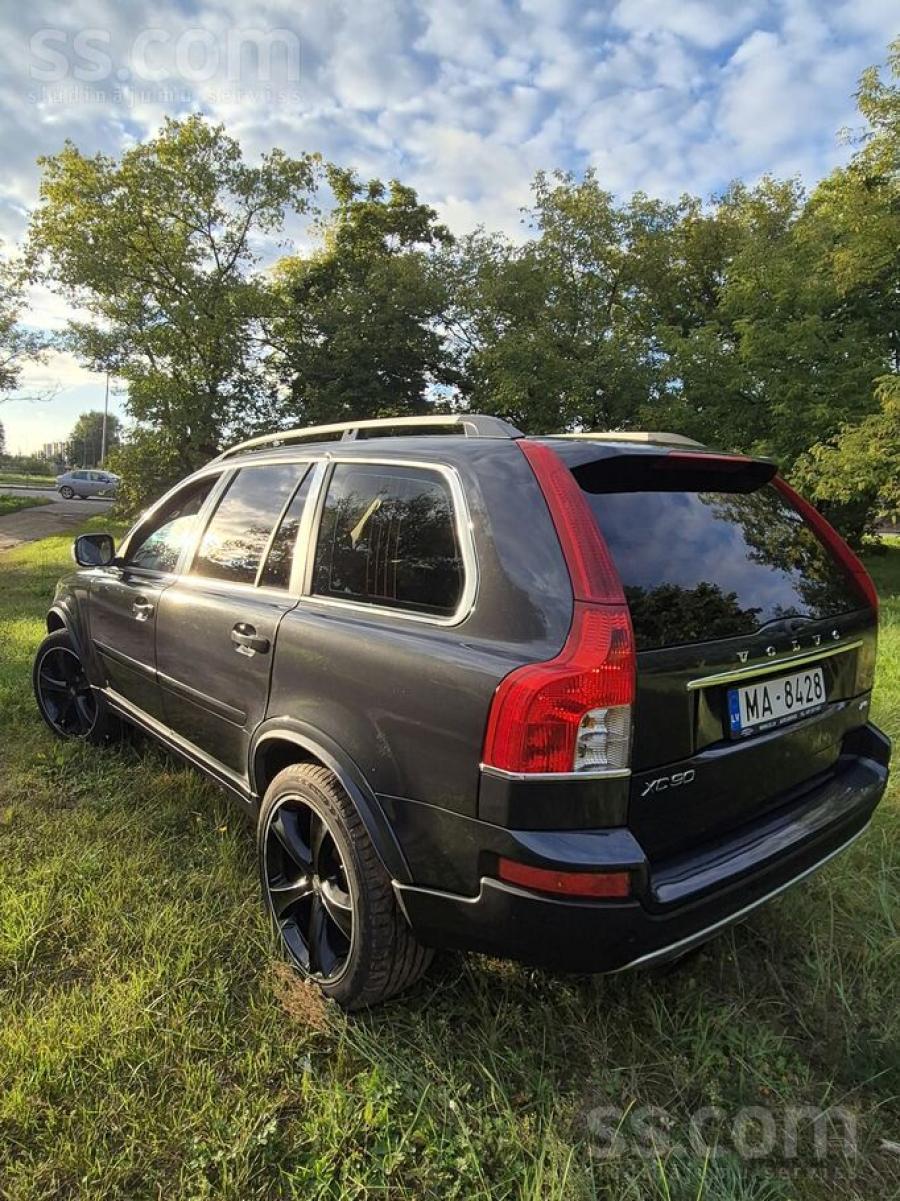 Grey Volvo XC90 2011 in Riga, with an engine capacity of 2.40 L and mileage of 385 thousand km for 8500 €, photo 11 on AUTOMOTO.COM.LV
