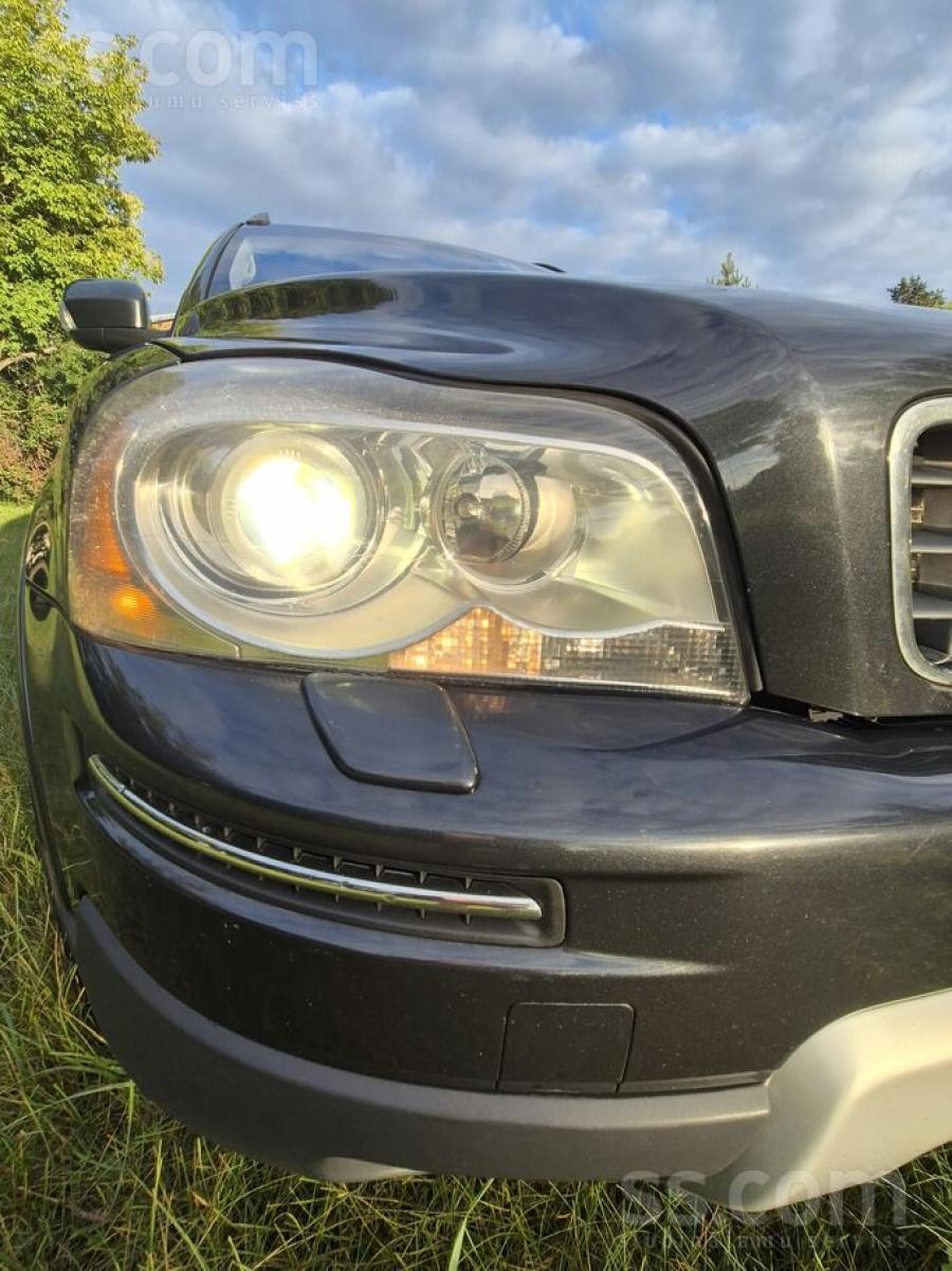 Grey Volvo XC90 2011 in Riga, with an engine capacity of 2.40 L and mileage of 385 thousand km for 8500 €, photo 12 on AUTOMOTO.COM.LV