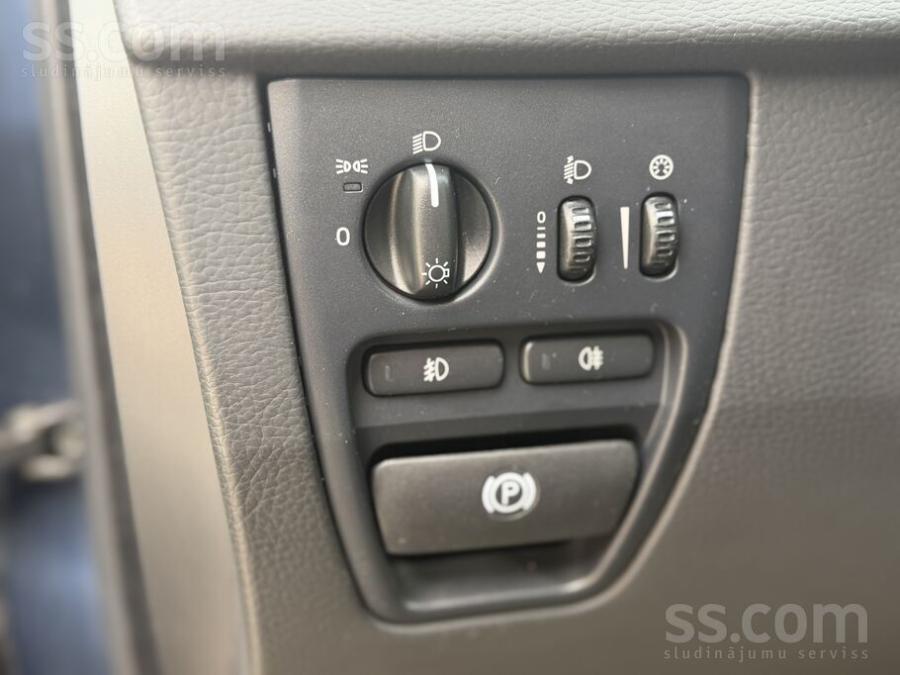 Grey Volvo XC90 2011 in Riga, with an engine capacity of 2.40 L and mileage of 274 thousand km for 9700 €, photo 8 on AUTOMOTO.COM.LV