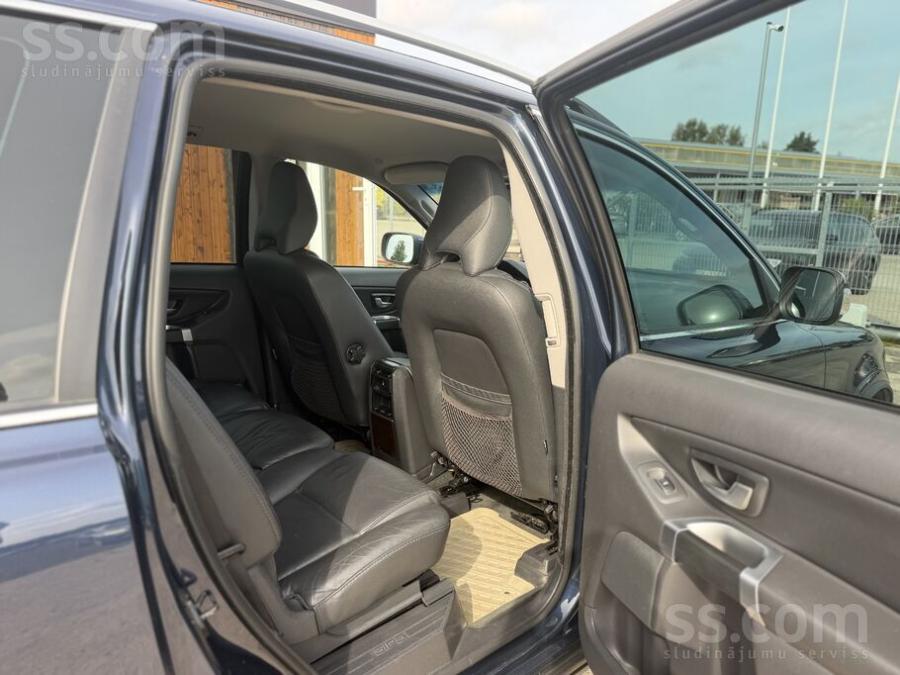Grey Volvo XC90 2011 in Riga, with an engine capacity of 2.40 L and mileage of 274 thousand km for 9700 €, photo 13 on AUTOMOTO.COM.LV