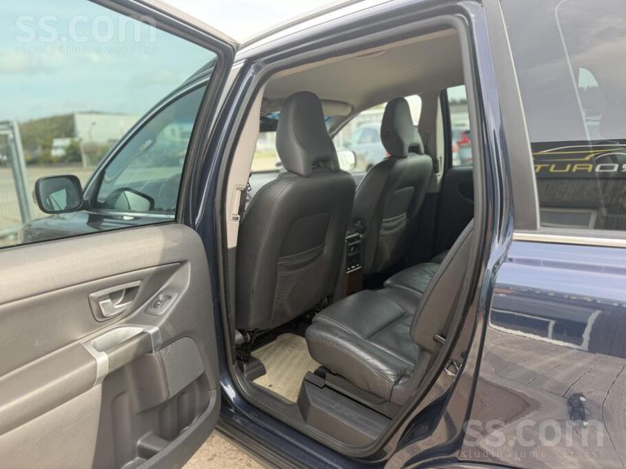 Grey Volvo XC90 2011 in Riga, with an engine capacity of 2.40 L and mileage of 274 thousand km for 9700 €, photo 14 on AUTOMOTO.COM.LV