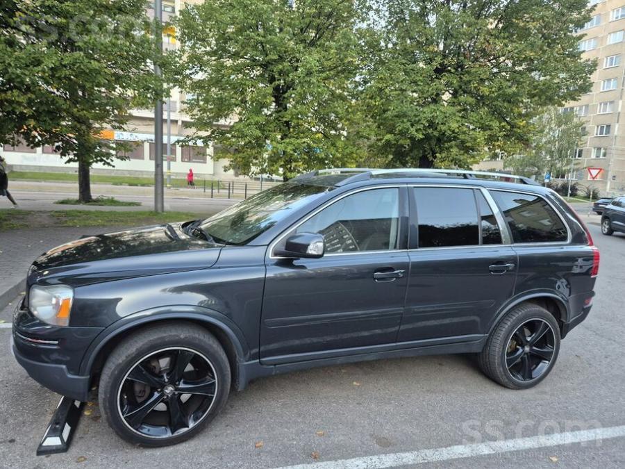 Pelēks Volvo XC90 2011 Rīga, ar dzinēja tilpumu 2.40 L un nobraukumu 385 tūkst. km par 7300 €, foto 1 vietnē AUTOMOTO.COM.LV
