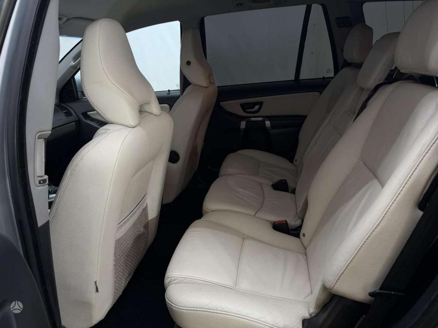 Grey Volvo XC90 2012 in Vilnius, with an engine capacity of 2.40 L and mileage of 276 thousand km for 9450 €, photo 11 on AUTOMOTO.COM.LV