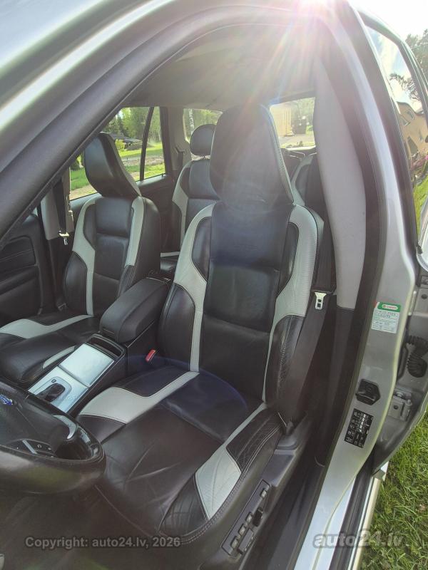 Grey Volvo XC90 2012 in Valga, with an engine capacity of 2.40 L and mileage of 250 thousand km for 11100 €, photo 6 on AUTOMOTO.COM.LV